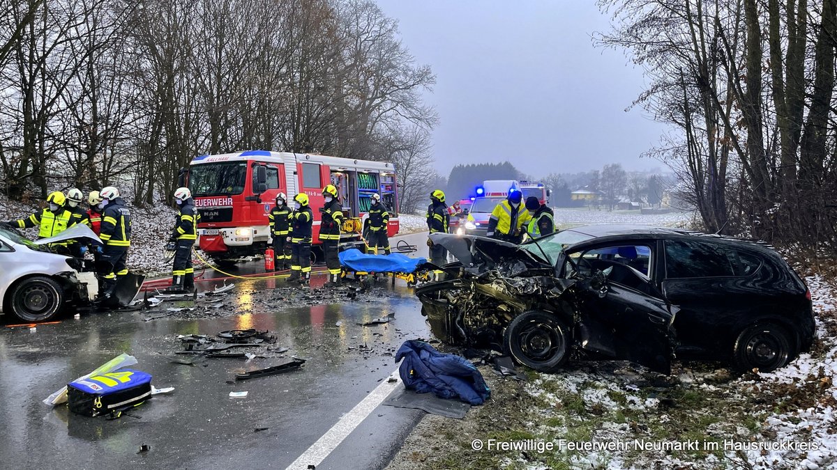 Schwerer VU auf der B137 - Bezirk Grieskirchen