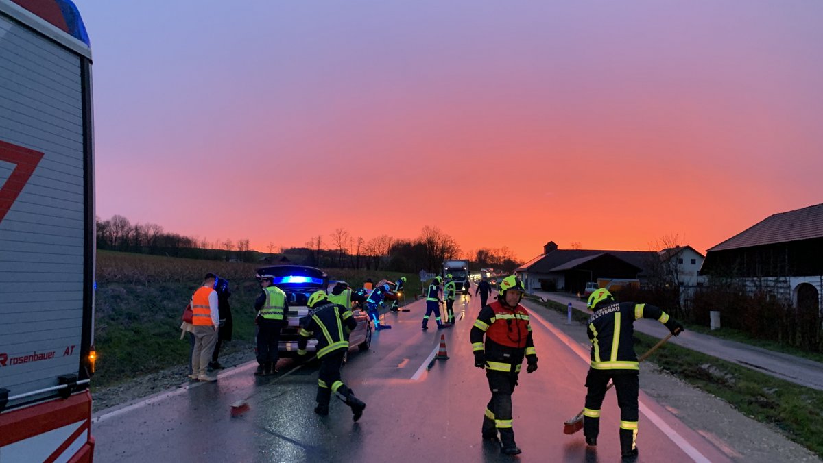 Schwerer Verkehrsunfall auf der B137 endet glimpflich - Bezirk Grieskirchen